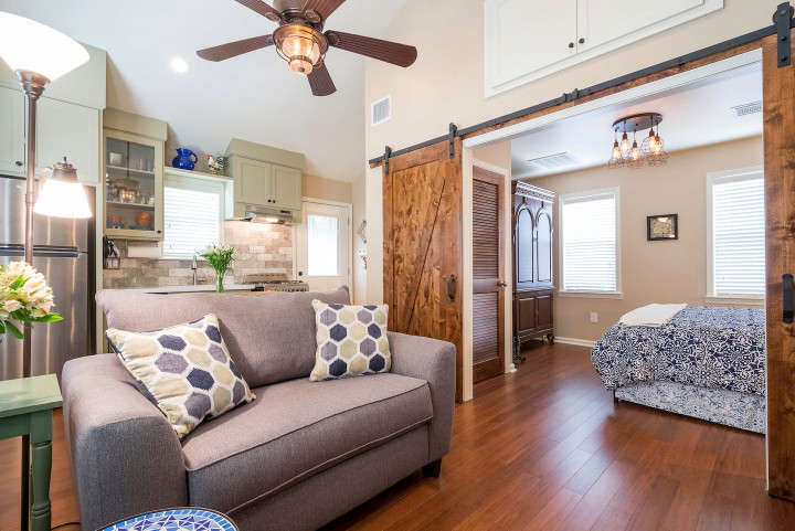 Heights Barn Door Hideaway. - Houston, TX