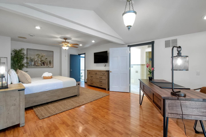 King Estate With Attached Mid-century Apartment & Gym. - Wichita, KS