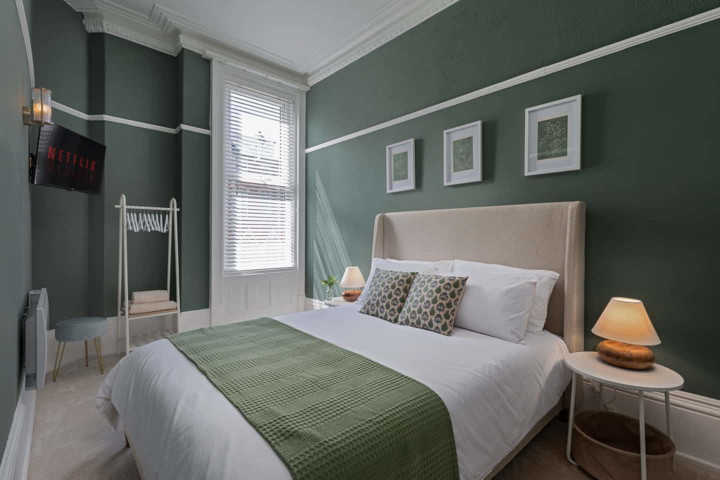 Esplanade Escape. Newly Renovated, Prime Location - Scarborough