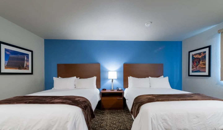 Fun & Relaxation Near Adventureland  2 Rooms - Altoona, IA