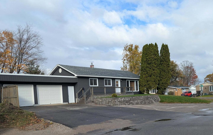 One West | Executive 3br Retreat - Elliot Lake