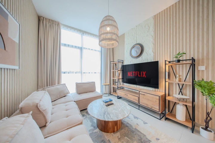 Luxury 1bdr With Hall And Pool Access - Sharjah