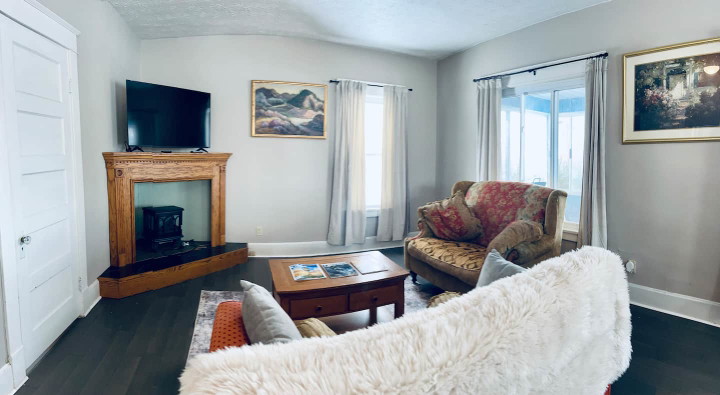 Large Historic Farmhouse In Heart Of Boardman - Youngstown, OH