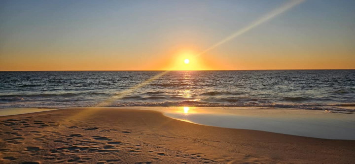 Quinns By The Sea | Absolute Beachfront Escape - 준달럽