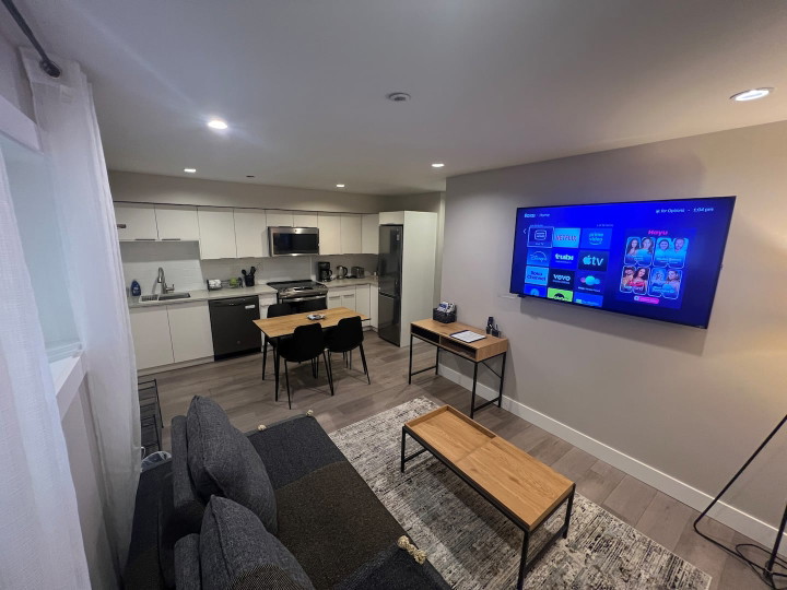 Modern Private 1 Bedroom Suite W/assigned Parking - Vancouver