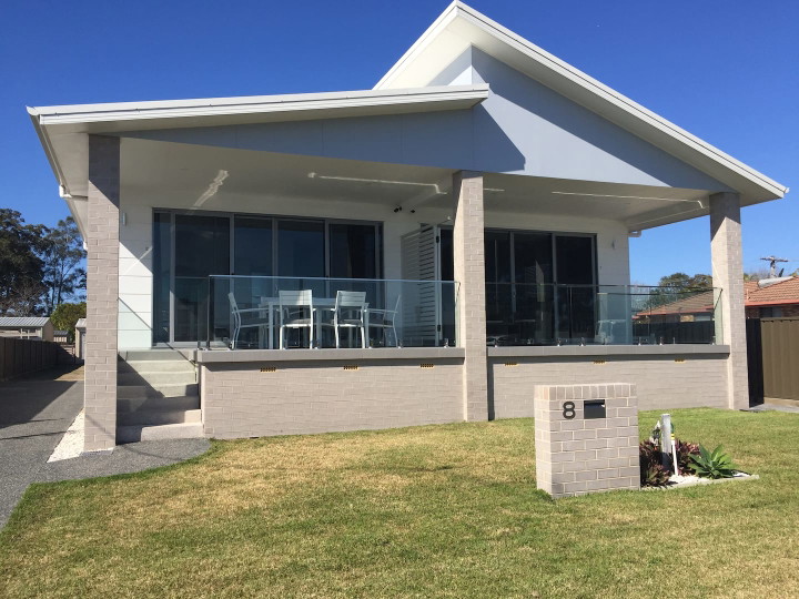 Swansea Lakeside Retreat Is A Large Property On The Shores Of Lake Macquarie - Newcastle