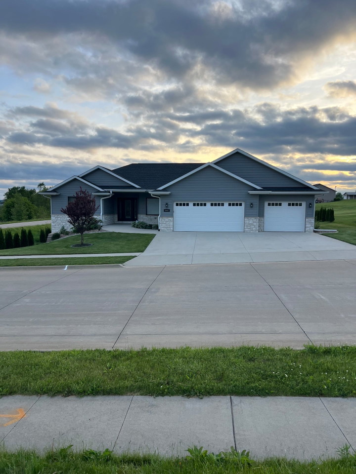 Newer 4-bedroom Home In A Beautiful Neighborhood - Dubuque, IA