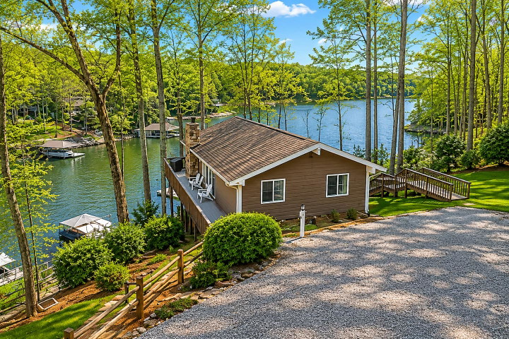 Treetop & Waterfront! Hot Tub, Kayaks, Game Room - Moneta, VA