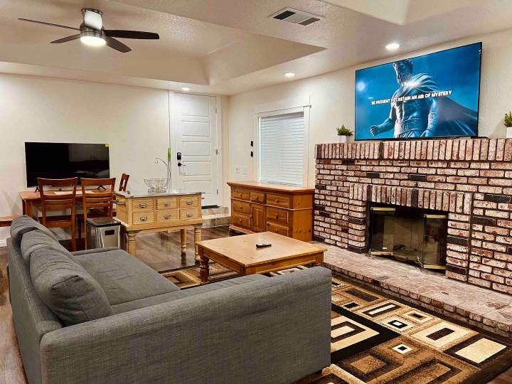 Spacious Studio | Close To Disney And Beach - Santa Ana, CA