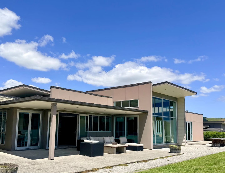 Stunning Family Home With Harbour Views - Raglan