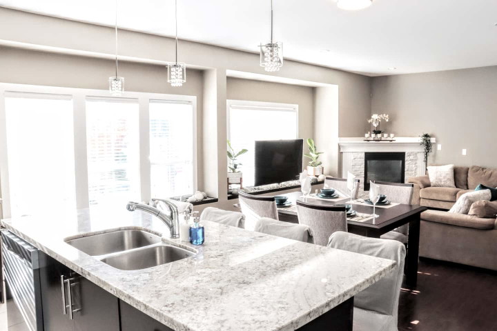 Bright And Spacious Living - Surrey