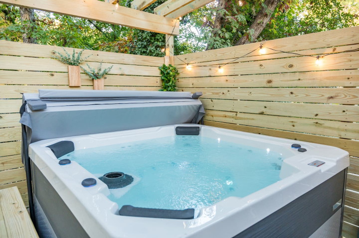 Hot Tub | King Bed | 3 Miles To Downtown - Raleigh, NC
