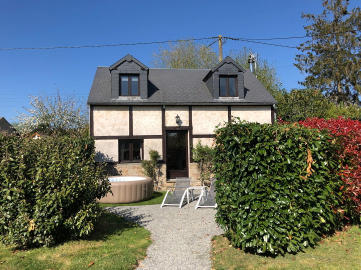 Cottage With Hot Tub And Seasonal Swimming Pool - France