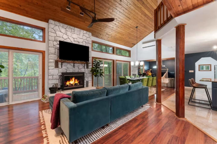 Woodland Stay W/ Hot Tub & Fire Pit - East Stroudsburg, PA