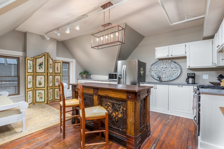 Historic Penthouse W/ Lux King Bed Sleeps 6 - Kansas City, KS