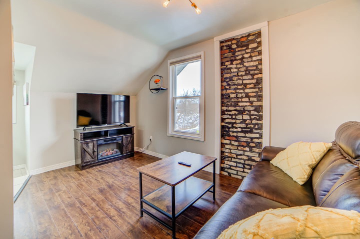 Cozy Apartment Steps From Victoria Hospital - London