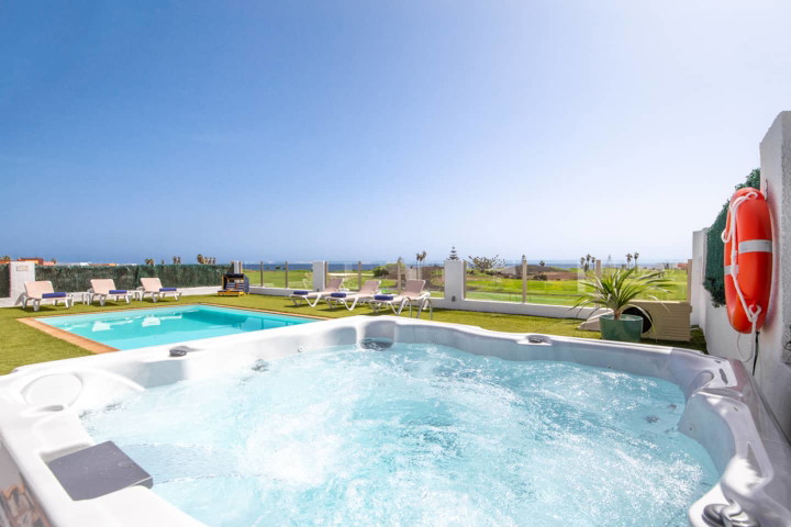 Luxury Family Villa, Jacuzzi, Oceanfront, Heated Pool, Playground, A/c - Fuerteventura