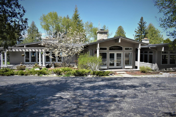 Drummond Island Hotel & Vacation Homes - Some Point North - Drummond, MI