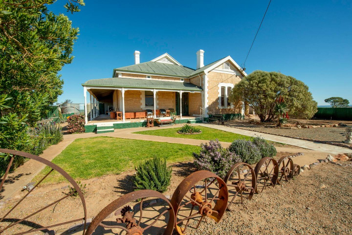 A Beautiful Large Farm House - Jamestown