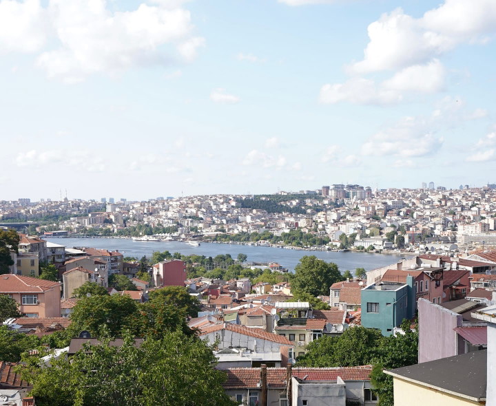 Charming Seaview Balcony Apt@ Historic Balat House - Sancaktepe