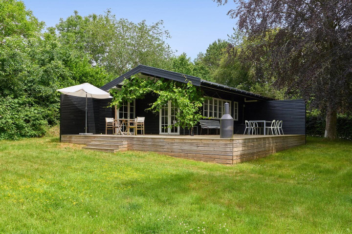 Skønt Sommerhus På Lukket Vej I Rågeleje. - Denmark