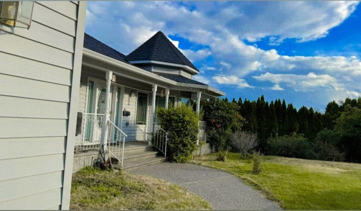 The House On A Hill ( Lake And Mountain Views) - Kelowna