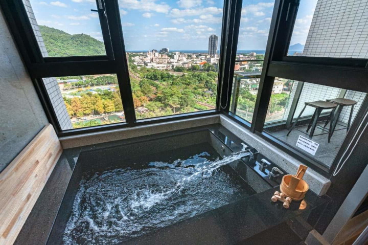 Yuanmu Sunrise Sea View Double Room | Balcony, Kameyama Island Sea View, Indoor Hot Spring, Swivel Tv - Taiwan