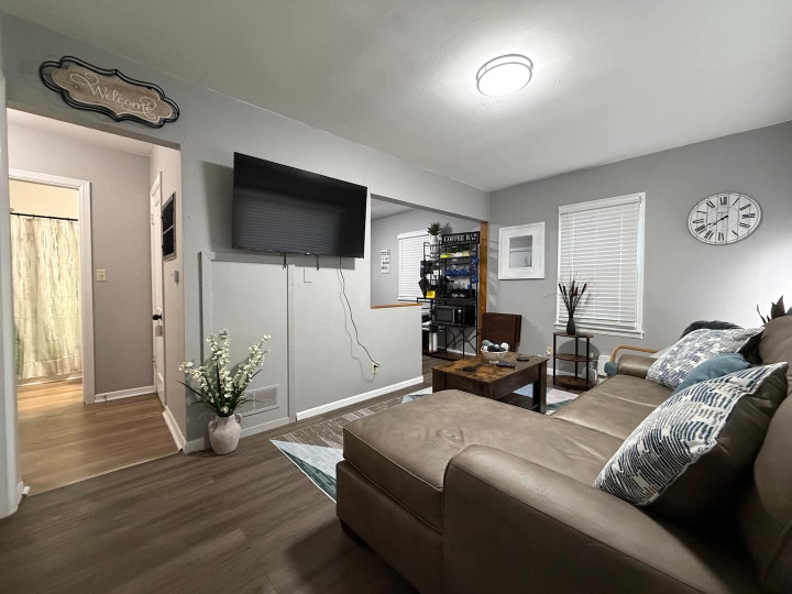 Charming Entire Home Centrally Located - Cedar Falls, IA