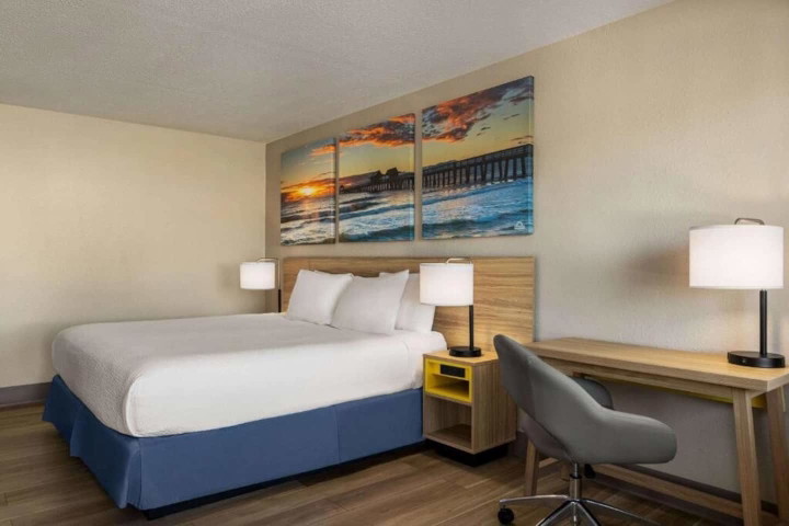 Days Inn Cocoa | 1 King Bed | Steps From Port - Cocoa Beach, FL
