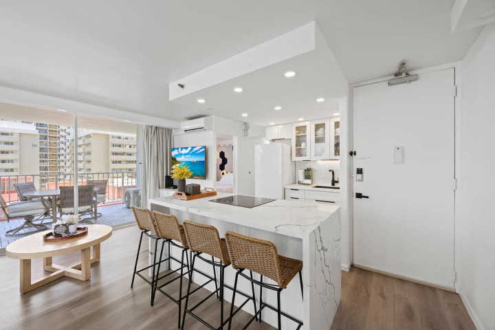 Walk To The Beach!*renovated Central Waikiki 1br! - Honolulu