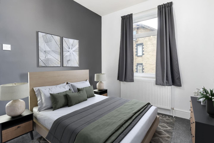 Modern, 5-bed, 5-bath House With Parking - Barnsley
