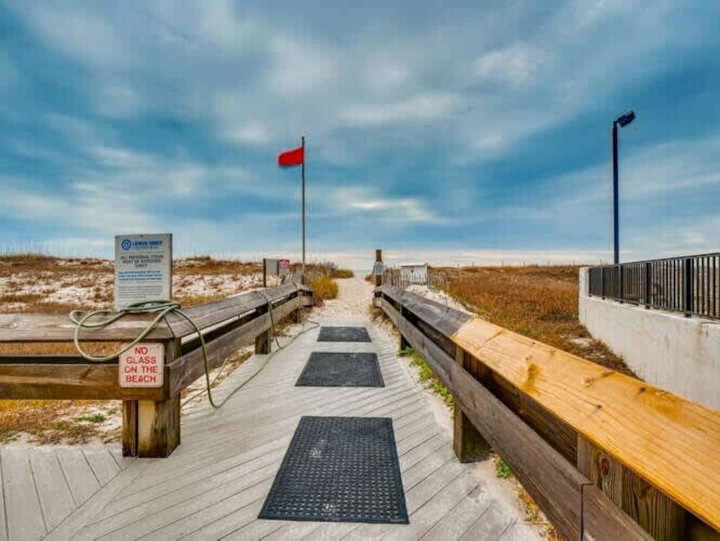 Beautiful Direct Gulf View & Beach Front Condo - Gulf Shores, AL
