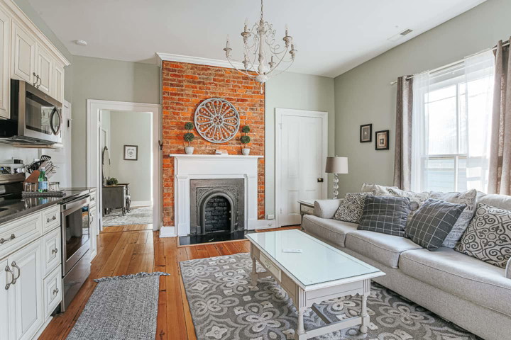 The Bons Amis Suite: Chic Decor, Walk Downtown - Staunton, VA