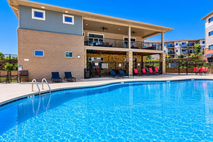 1st Floor, Stylish & Upgraded Retreat With Garage - West Des Moines, IA