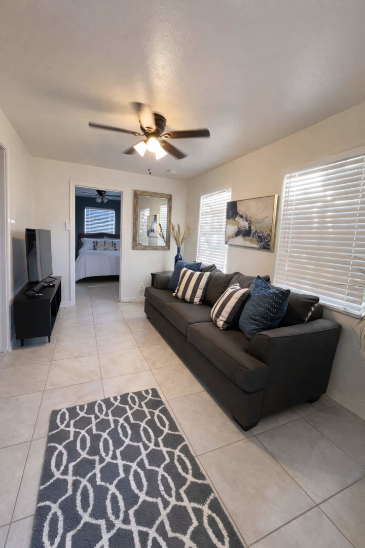 Private 1br Upstairs Rental Unit W/ Kitchen &Patio - Fresno, CA
