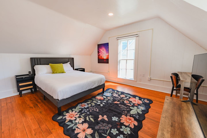 Charming & Sunlit 2br Apt 4 Min Walk - Uiuc/carle - Illinois