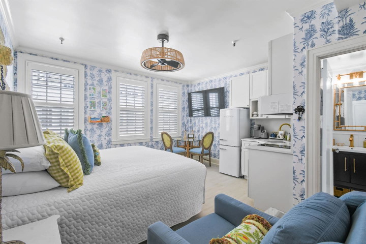 Walk To Ocean! Heated Pool, Valet, Ample Amenities - Palm Beach, FL