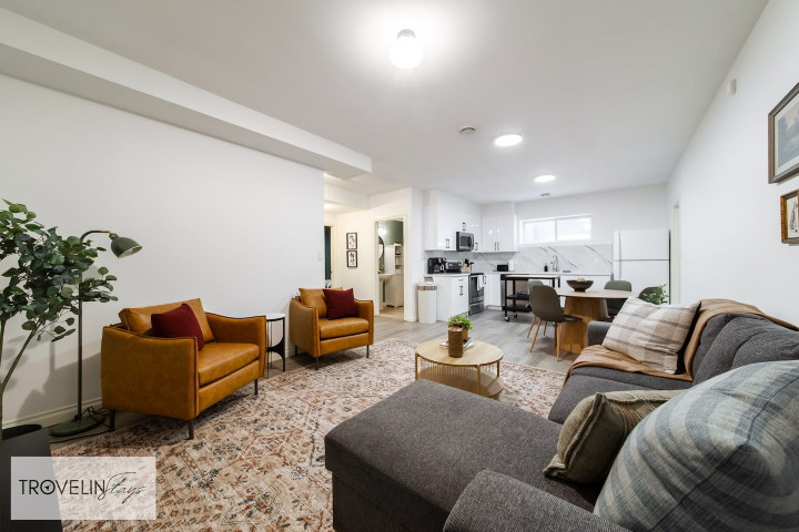 9-ft Ceilings: King Bed, Full Kitchen & Laundry - Edmonton, Canada