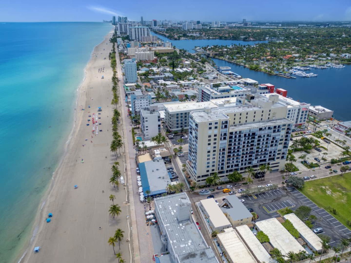Beautiful Unit Steps From The Beach - W/parking! - Hollywood, FL