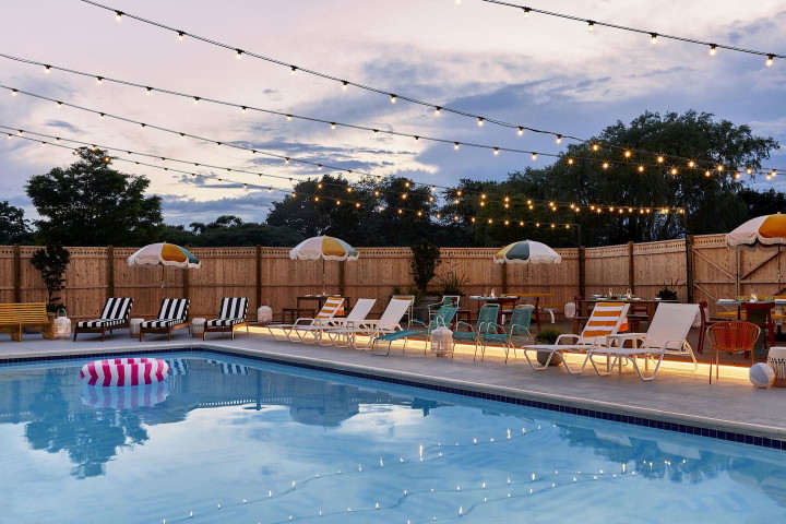 Near Newport Harbor + On-site Dining. Pool. Bikes. - Newport, RI