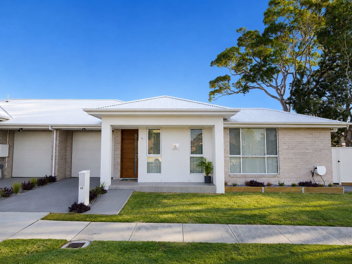 The Nest | Bright Coastal Home Near The Lake - Budgewoi