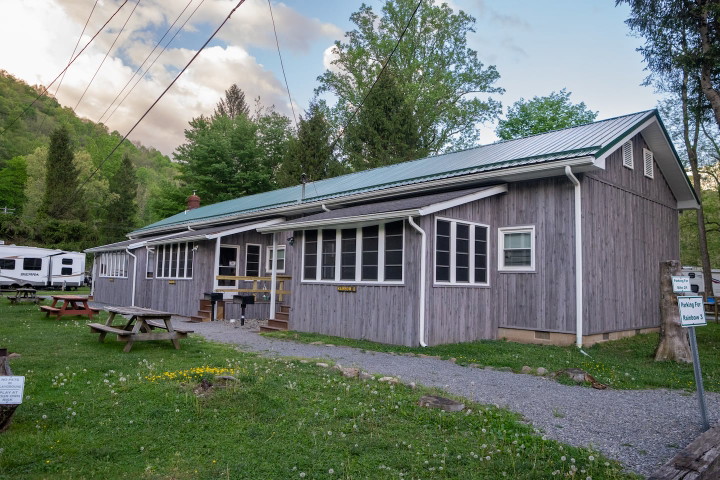 Ugly Cabin, Stunning Escape Hot Tub & Fire Pit - Elkins, WV