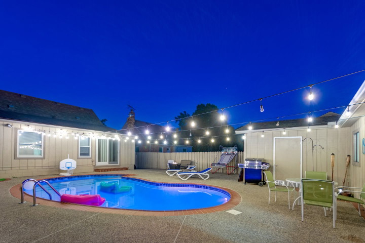 Luxury Bungalow + Heated Pool + Sauna +Game Garage - Warren, MI