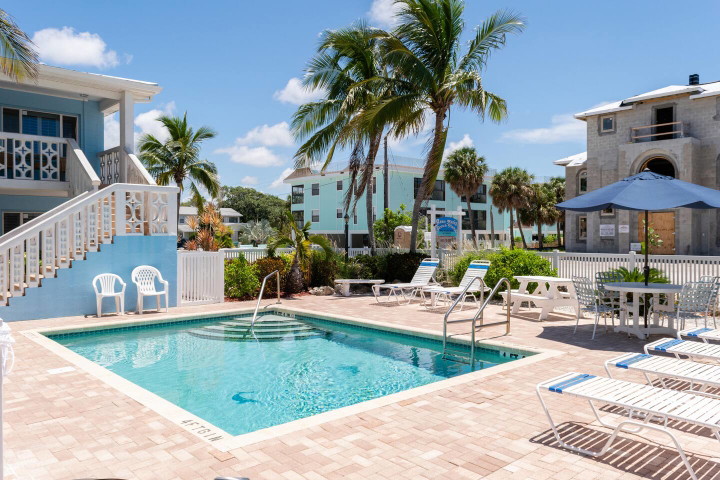 Anna Maria Beach Place #5. Directly Across Street From The Beach With Pool. - Holmes Beach, FL
