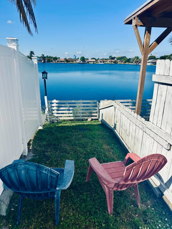 Charming Lakeview Studio. Private Entrance & Yard - Dania Beach, FL