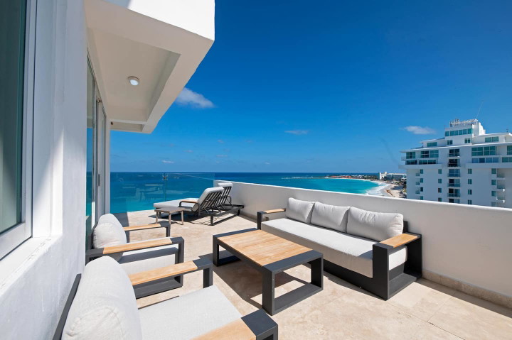 Floor To Ceiling Glass Beachfront Cancun Penthouse! - Cancún