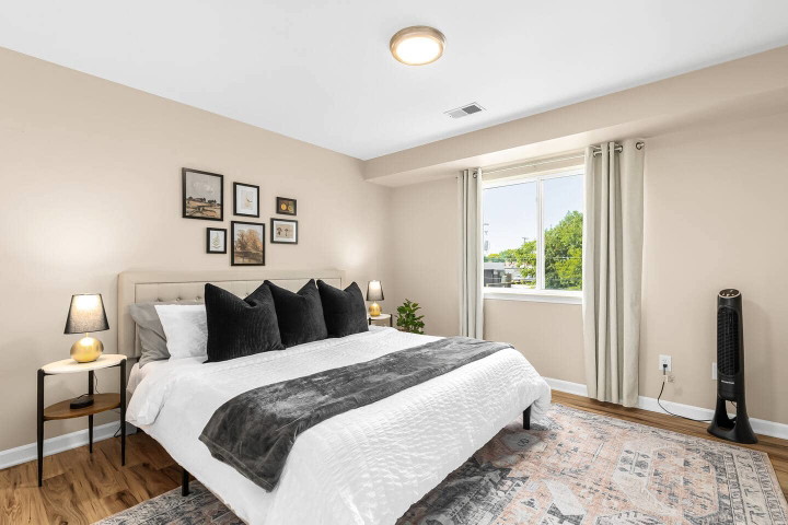 Modern & Cozy 1br Upper Flat | King Bed + Laundry - Sterling Heights, MI