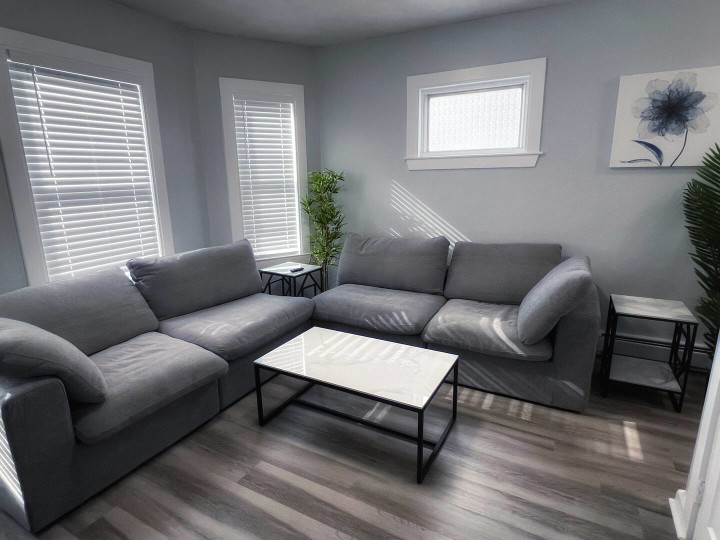 Modern, Walk To Downtown 3 Bedroom Apt - Salem, MA