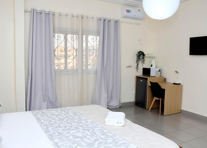 Amina Suite: Spacious With Bathtub & Air Conditioning - Guinea