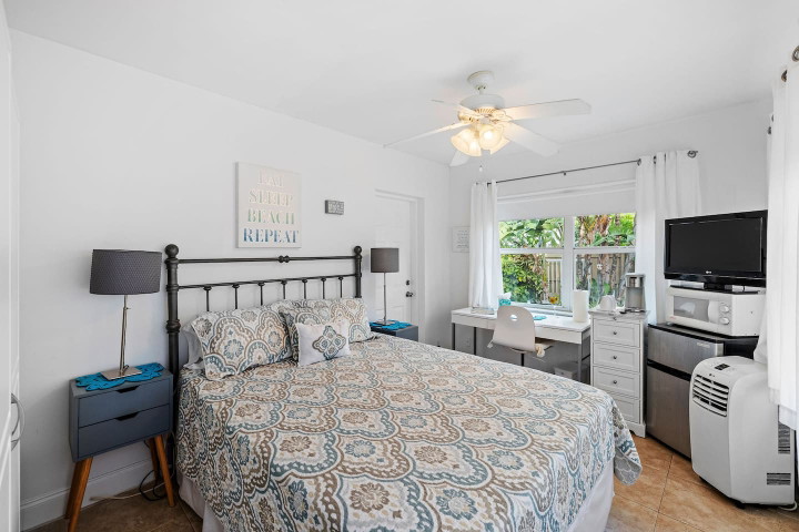 The Garden Room - Only Steps To The Beach. - Deerfield Beach, FL